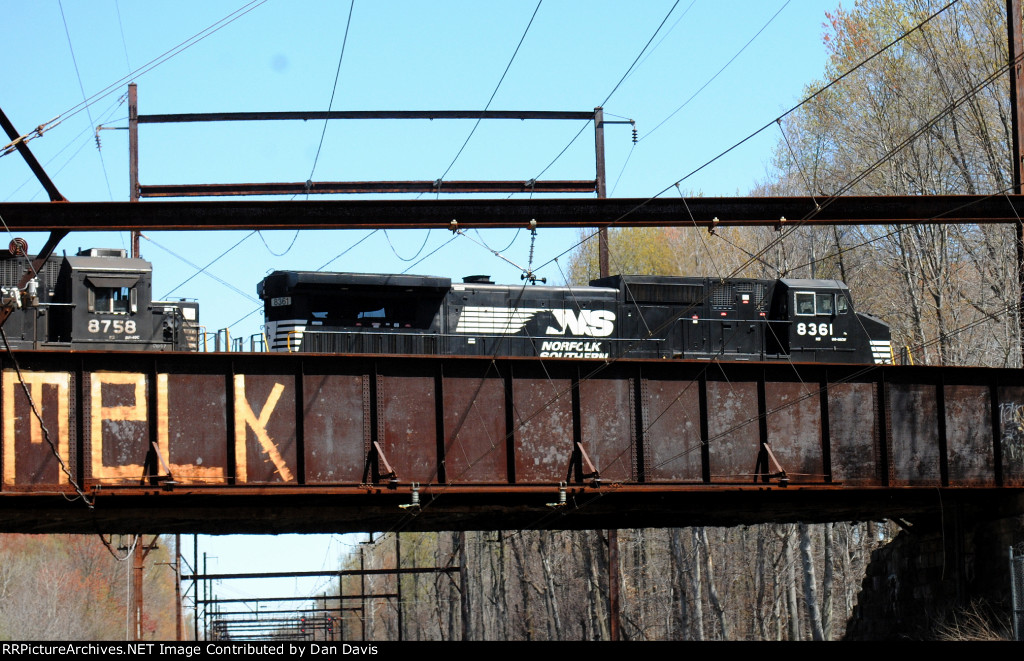 NS C40-8W 8361 leads 14G eastbound through West Lang